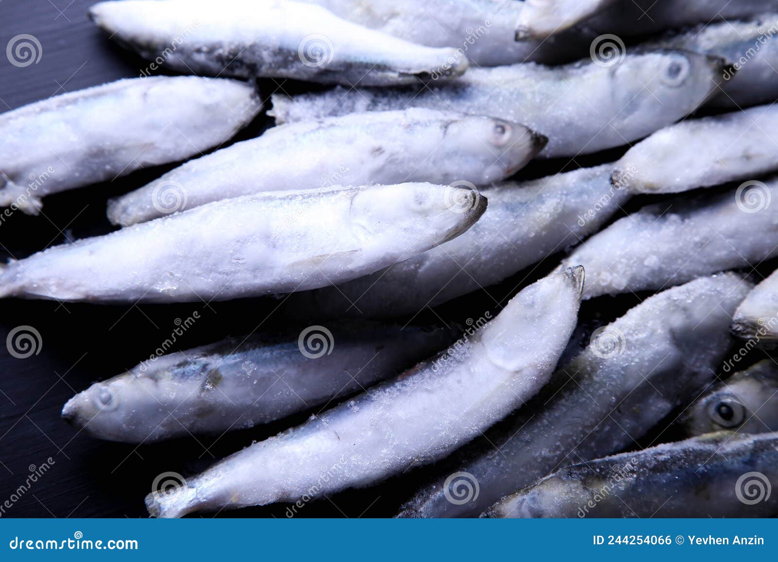 Pez Arenque Congelado. Fondo De Pez Foto de archivo - Imagen de ...