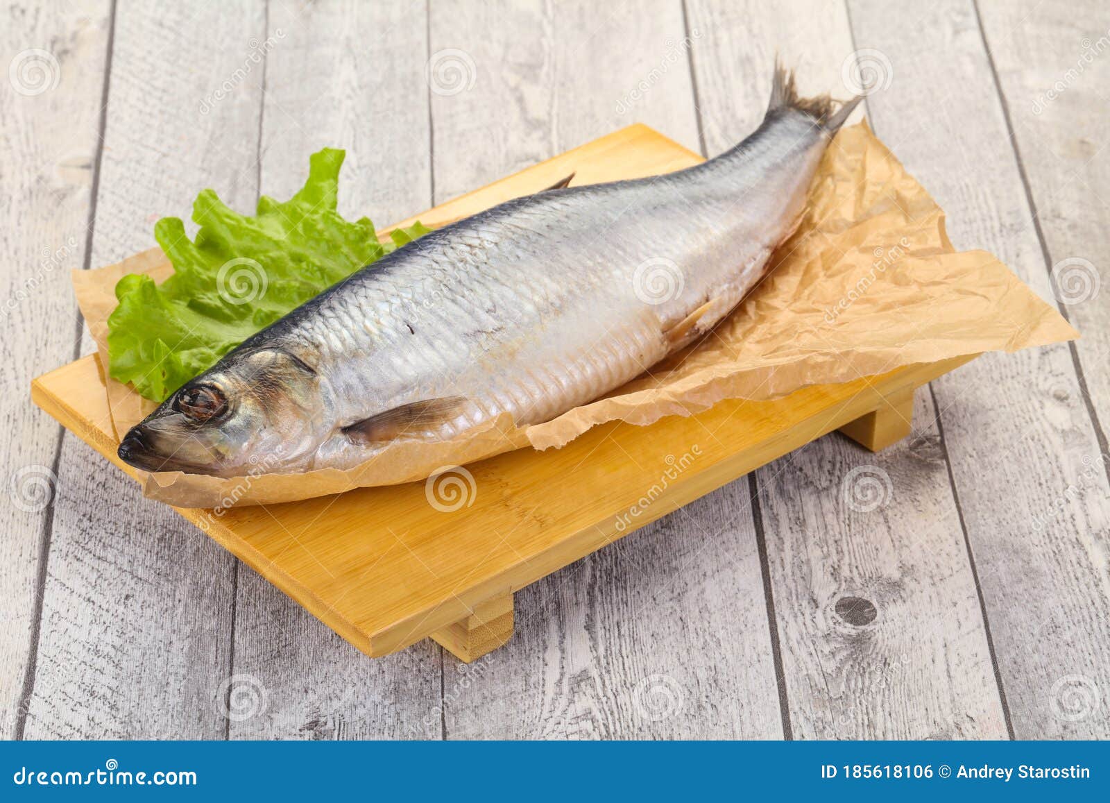 Pez arenque salado foto de archivo. Imagen de cebolla - 185618106