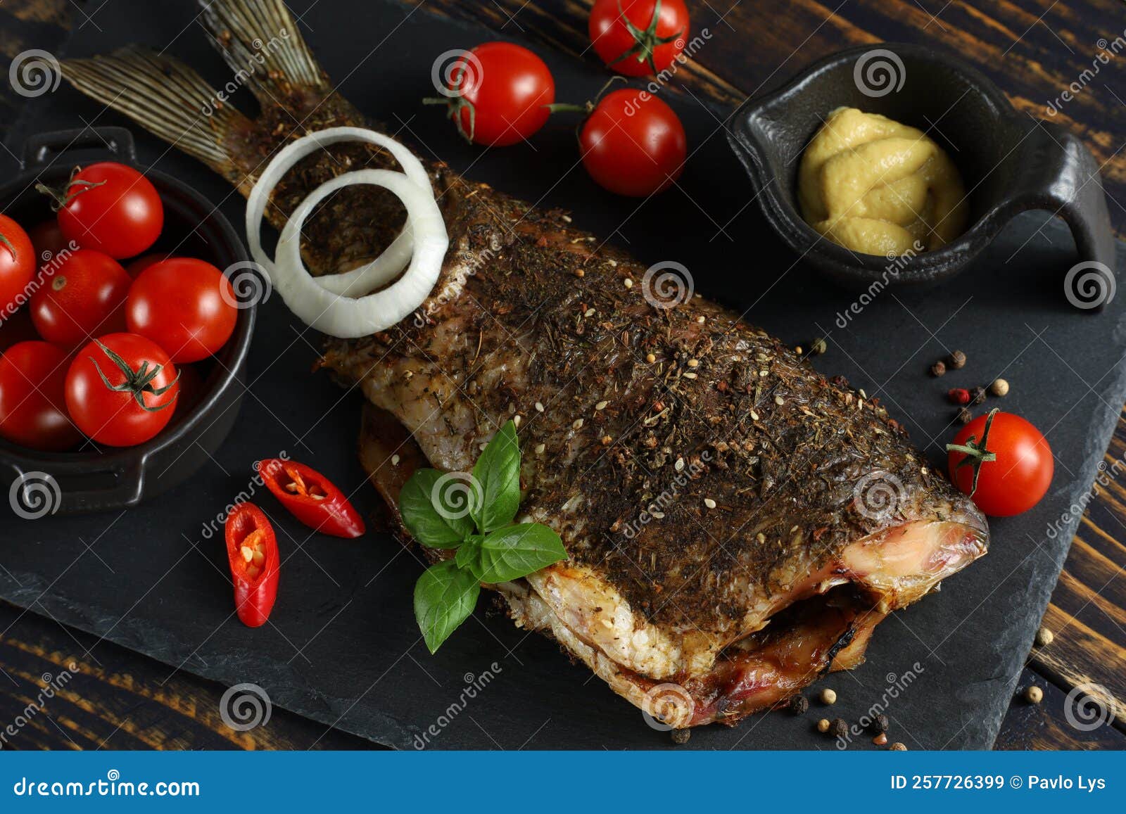 Pez Carpa Frita Sobre La Mesa. Carpa Frita Servida Imagen de archivo ...