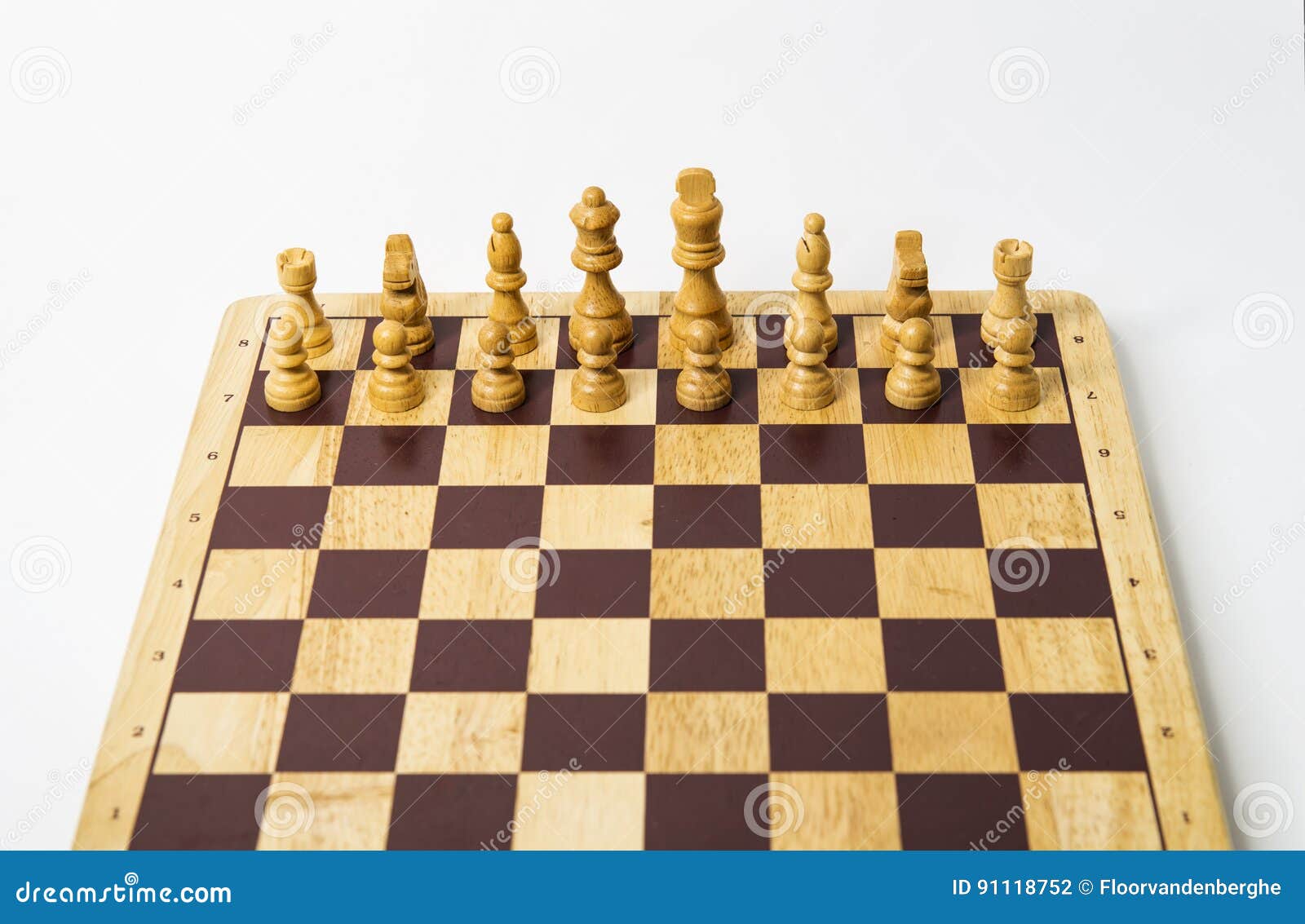 Pezzi Bianchi - Scacchiera Su Fondo Bianco in Studio Fotografia Stock ...