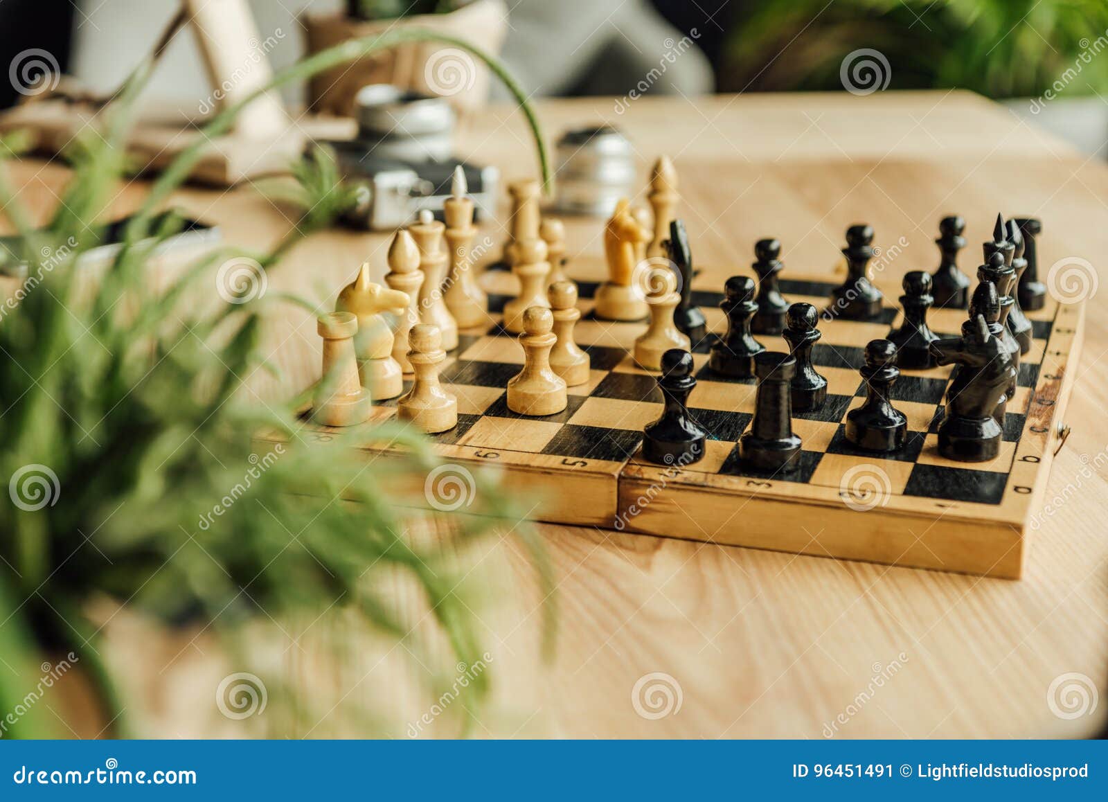 Pezzi Degli Scacchi in Bianco E Nero Sulla Scacchiera Durante Il Gioco ...