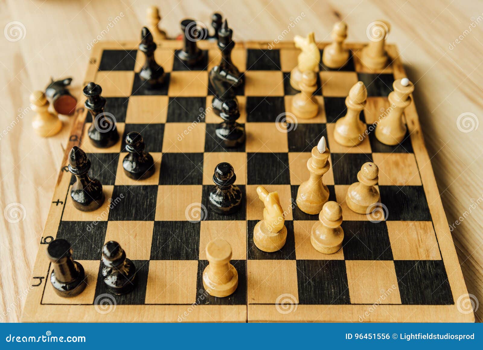 Pezzi Degli Scacchi in Bianco E Nero Sulla Scacchiera Durante Il Gioco ...