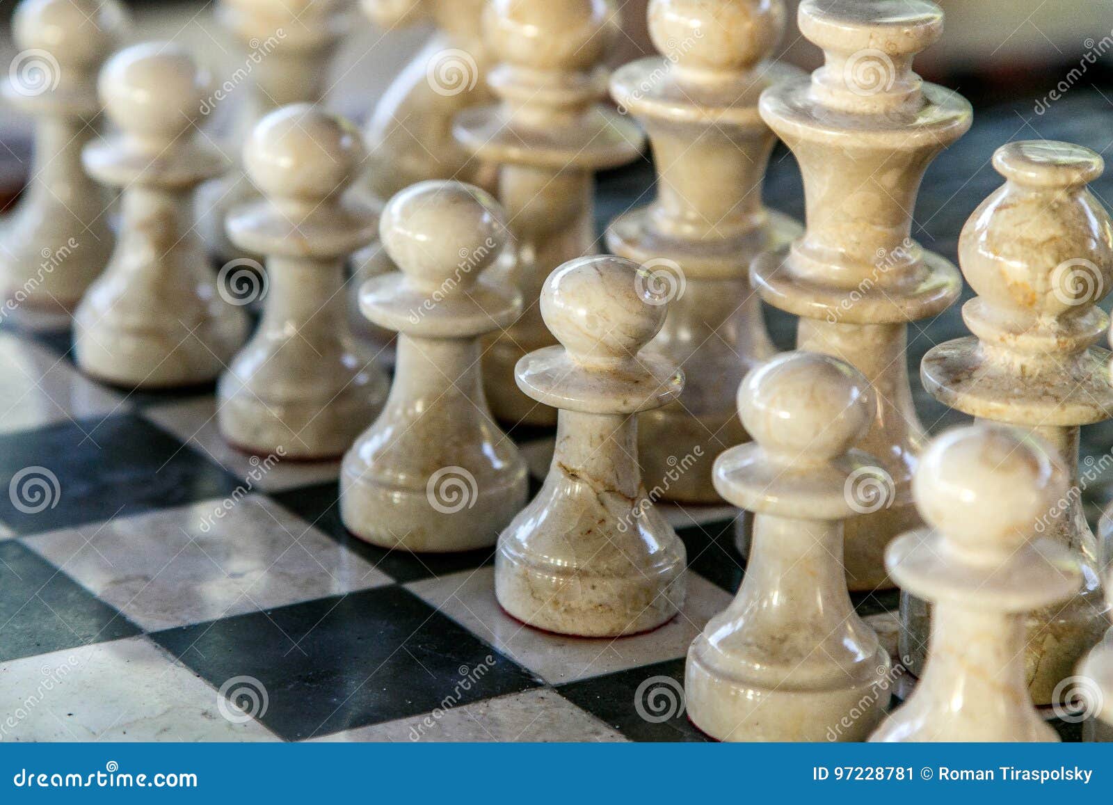 Pezzi Degli Scacchi Scolpiti Pietra Immagine Stock - Immagine di nero ...