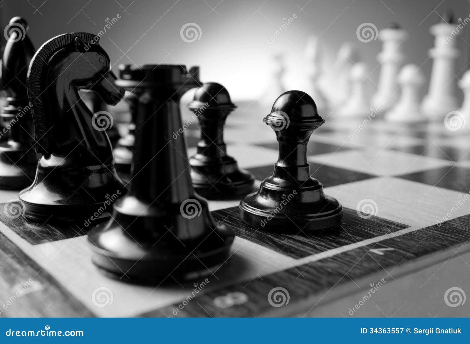 Pezzi Degli Scacchi Su Una Scacchiera Immagine Stock - Immagine di ...