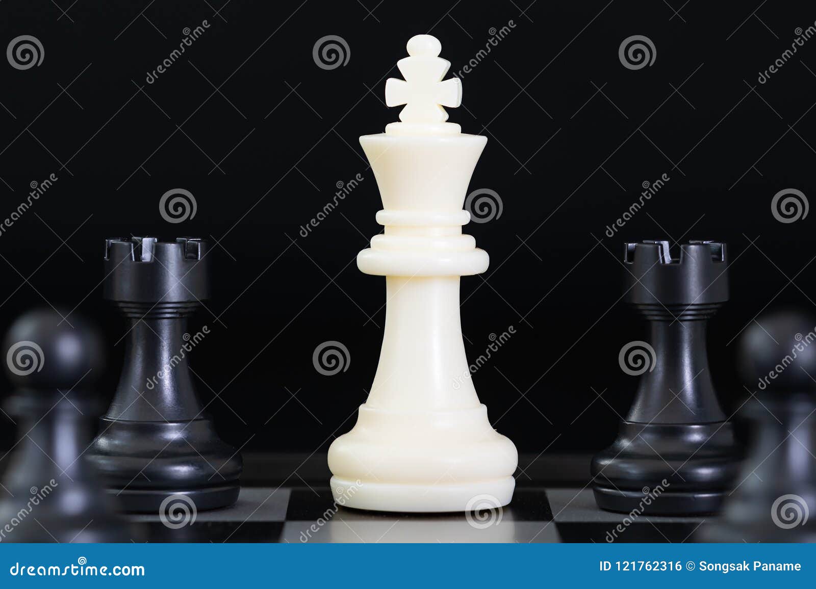 Pezzi Degli Scacchi Sulla Scacchiera Fotografia Stock - Immagine di ...