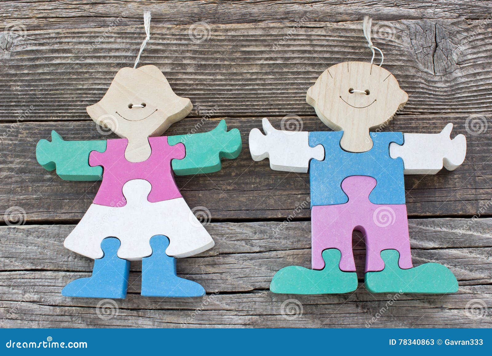 Pezzi Di Legno Variopinti Di Puzzle Del Ragazzo E Della Ragazza ...