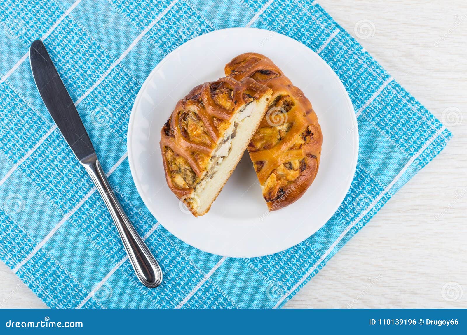 Pezzi Di Torta Di Vimini Con Il Pollo in Piatto, Coltello Da Tavola ...