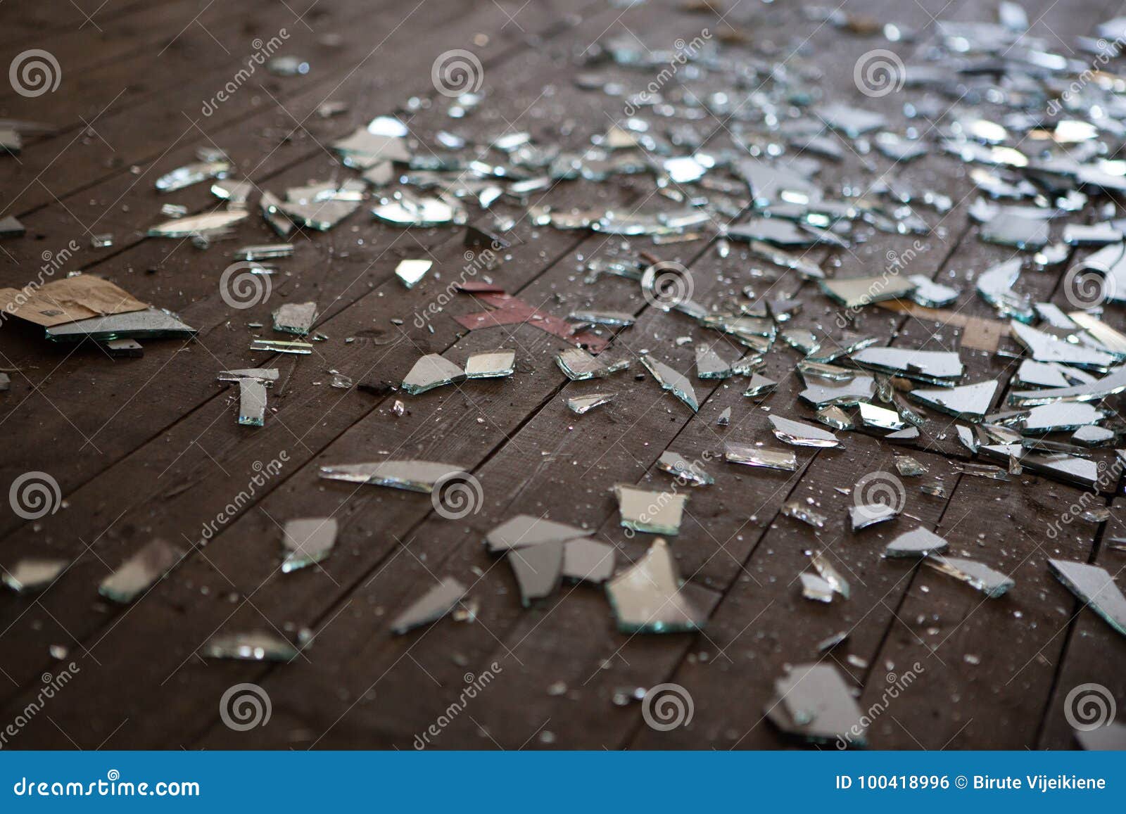 Pezzi Di Vetro O Di Specchio Rotto Fotografia Stock - Immagine di crepa ...