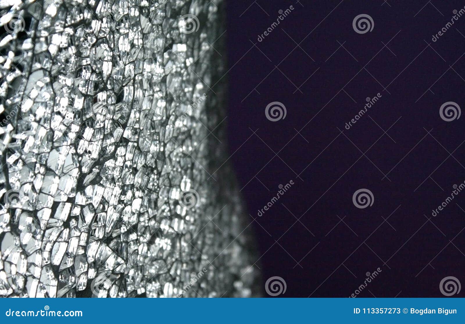 Pezzi rotti dello specchio immagine stock. Immagine di rotto - 113357273