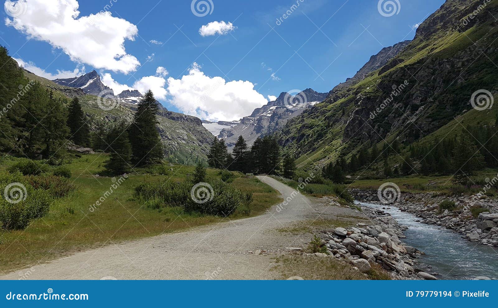 Pfad entlang dem Fluss stockfoto. Bild von hügel, gletscher - 79779194