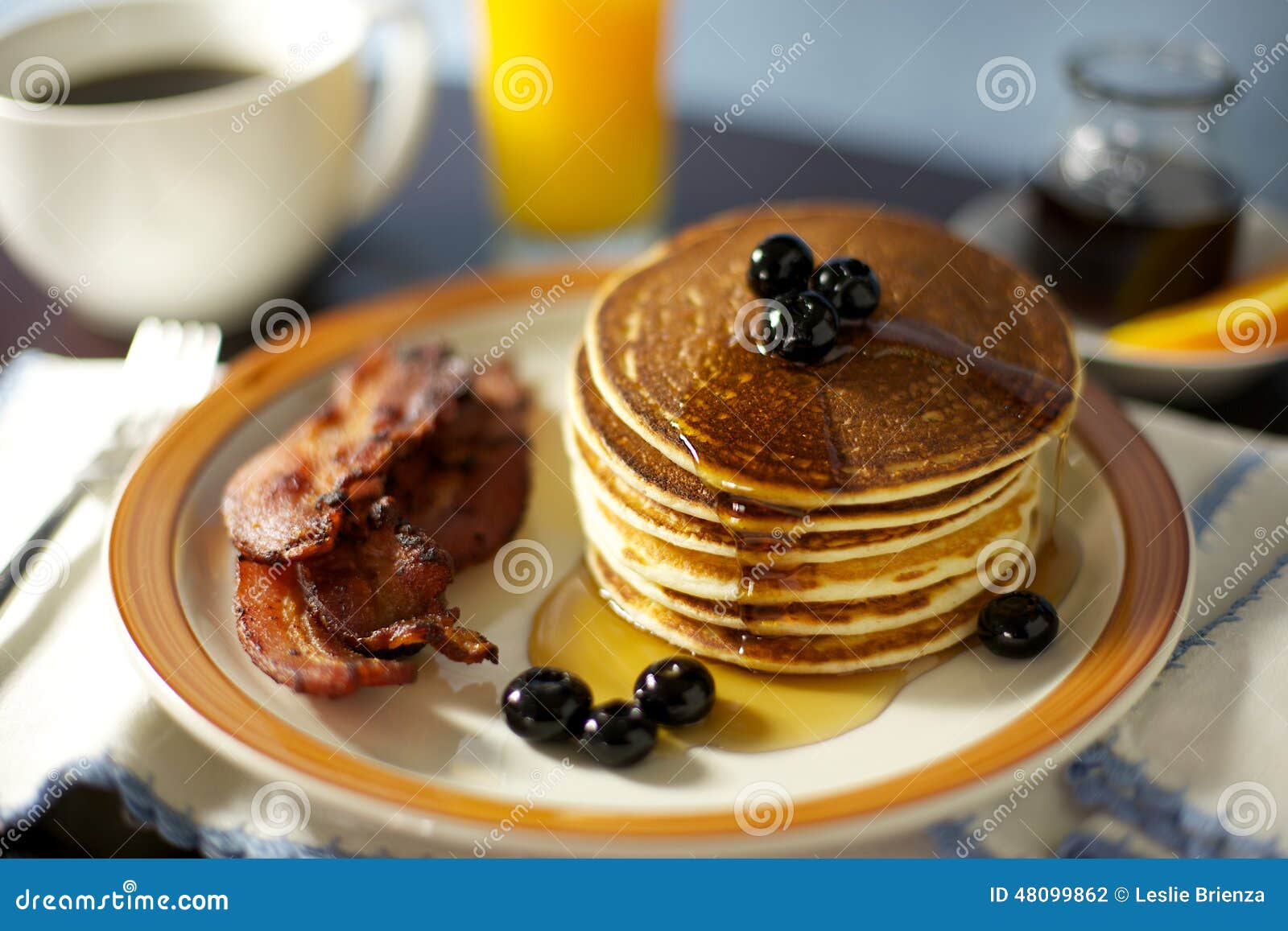 Pfannkuchen, Speck Und Berry Breakfast Mit Kaffee Und Saft Stockfoto ...