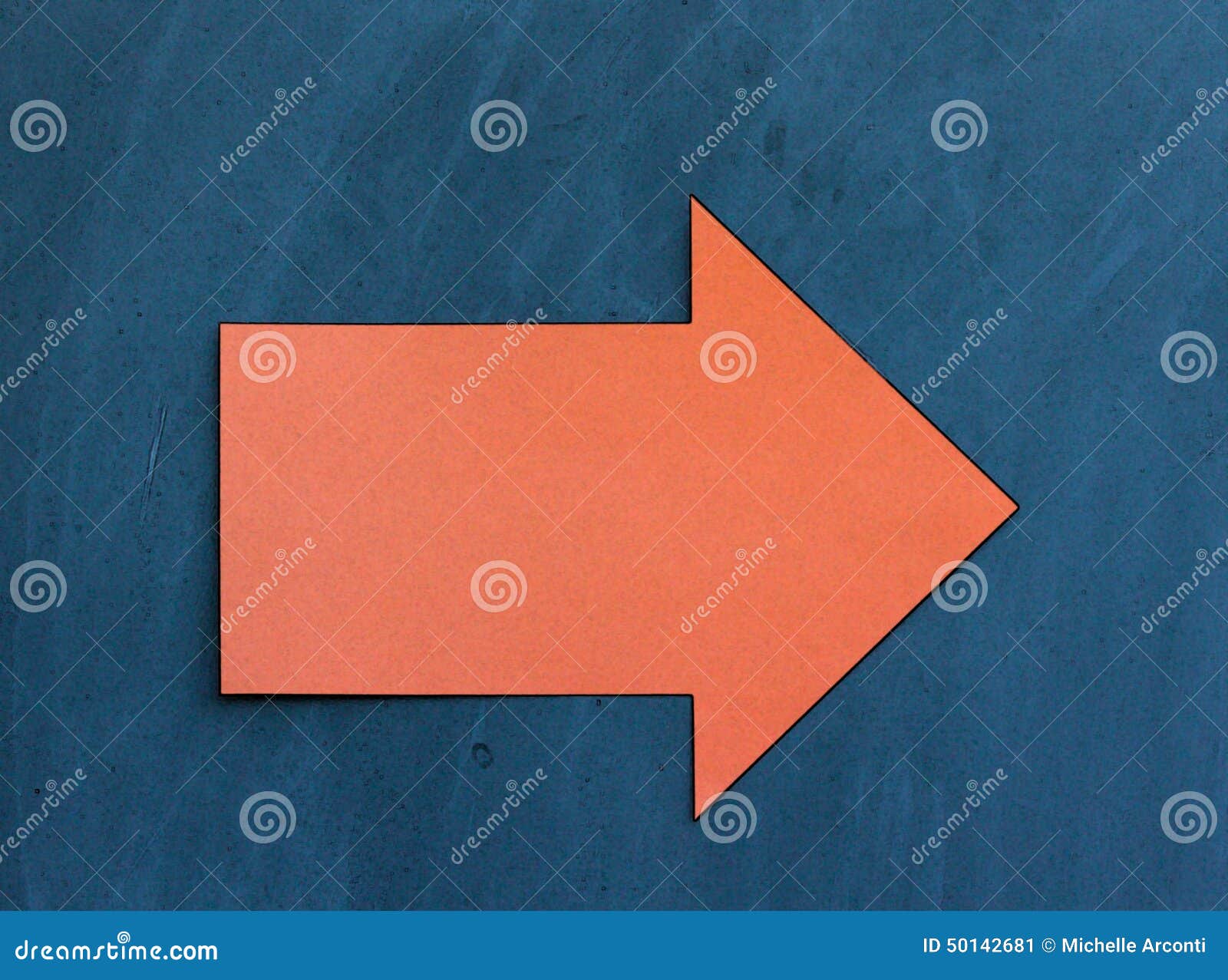 Pfeil auf Tafel stockbild. Bild von geschäft, kreide - 50142681