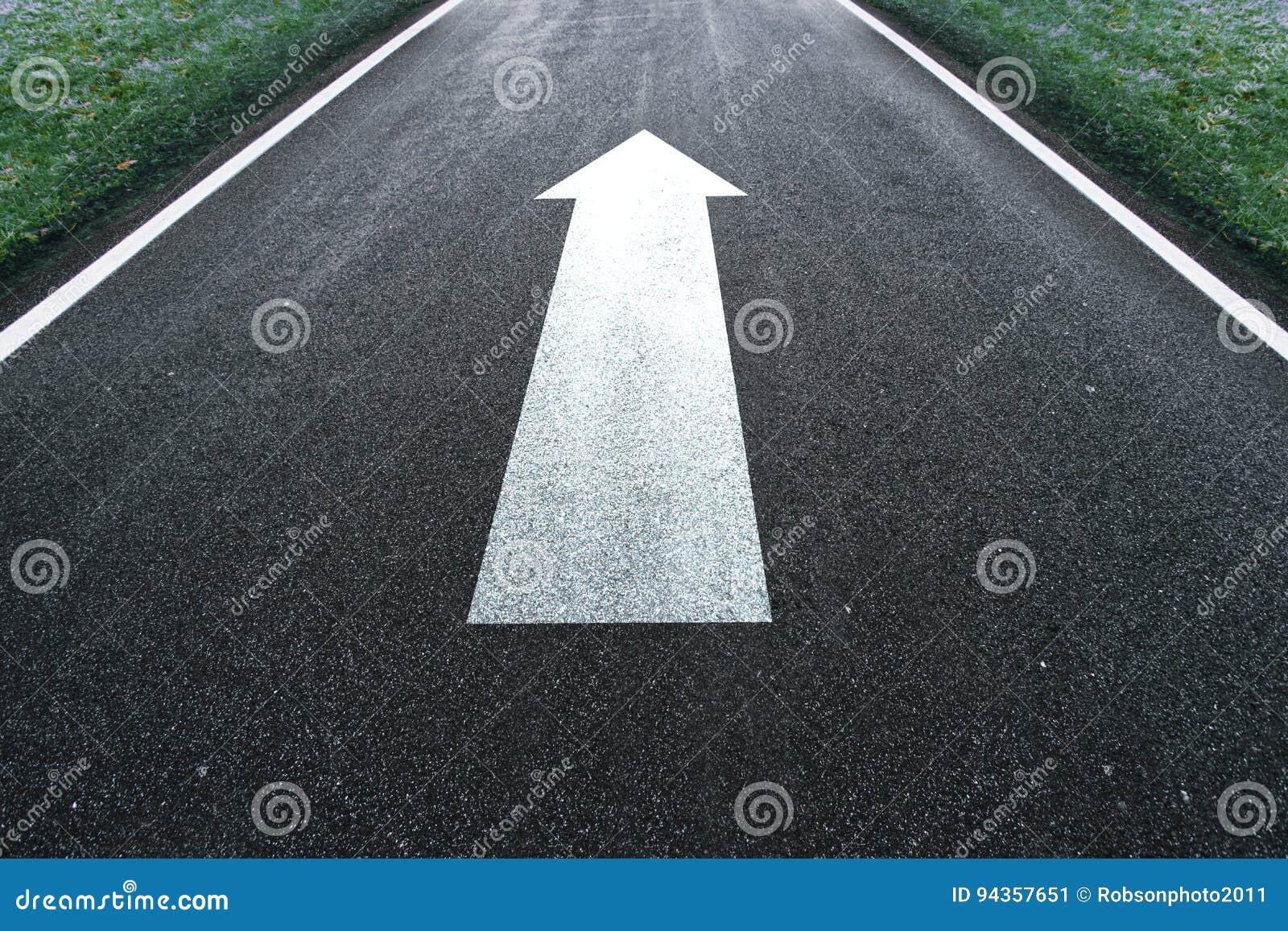 Pfeil-Wegweiser Der Geraden Straße Stockbild - Bild von pfeil ...