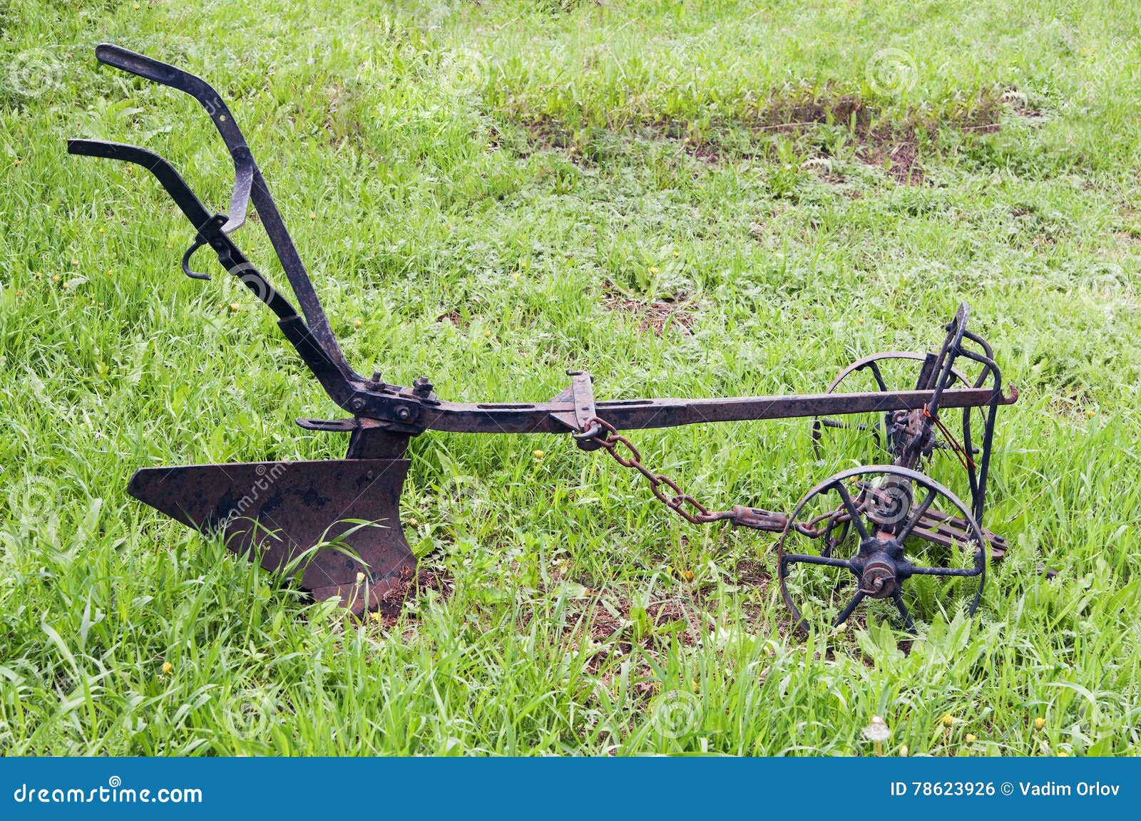 Pferdepflug auf dem Gras stockfoto. Bild von eisen, landwirtschaft ...