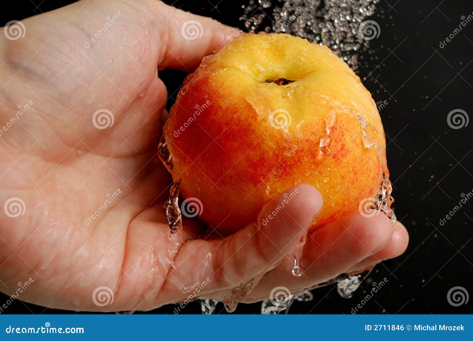 Pfirsich stockfoto. Bild von geschmackvoll, wäsche, tropfenfänger - 2711846