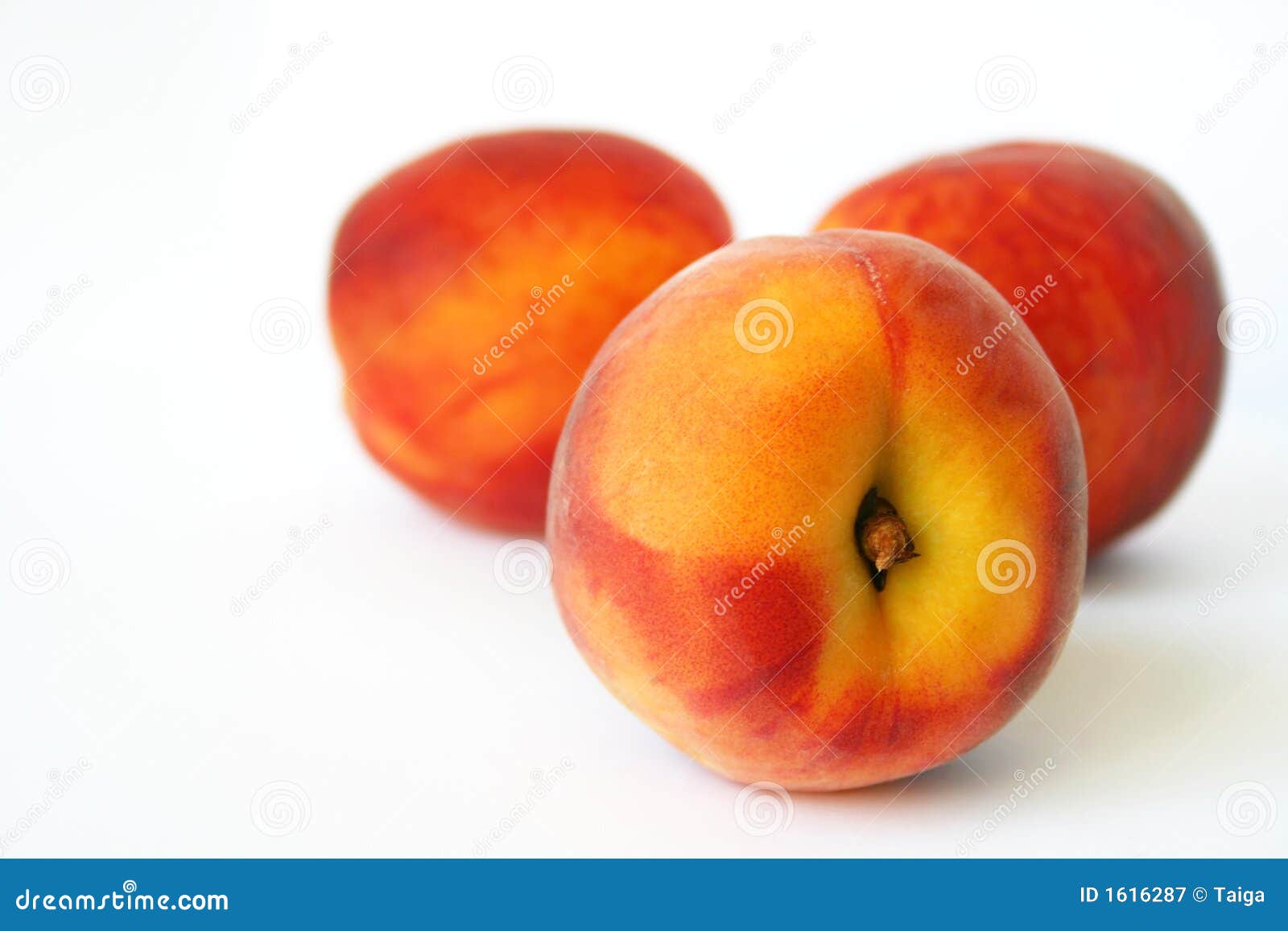 Pfirsiche stockbild. Bild von farbe, essen, saftig, eignung - 1616287