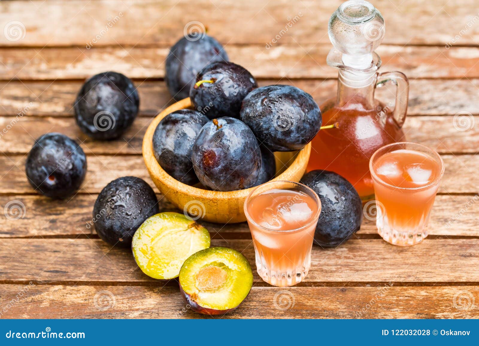 Pflaumenweinbrand Oder -slibowitz Mit Frischen Reifen Pflaumen ...