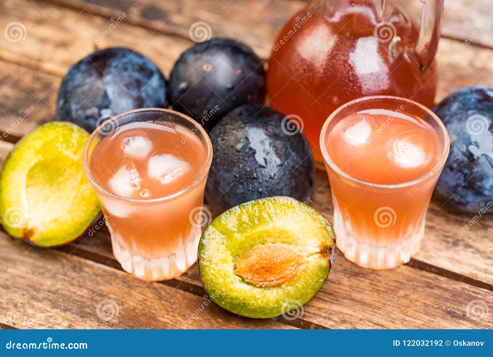 Pflaumenweinbrand Oder -slibowitz Mit Frischen Reifen Pflaumen ...