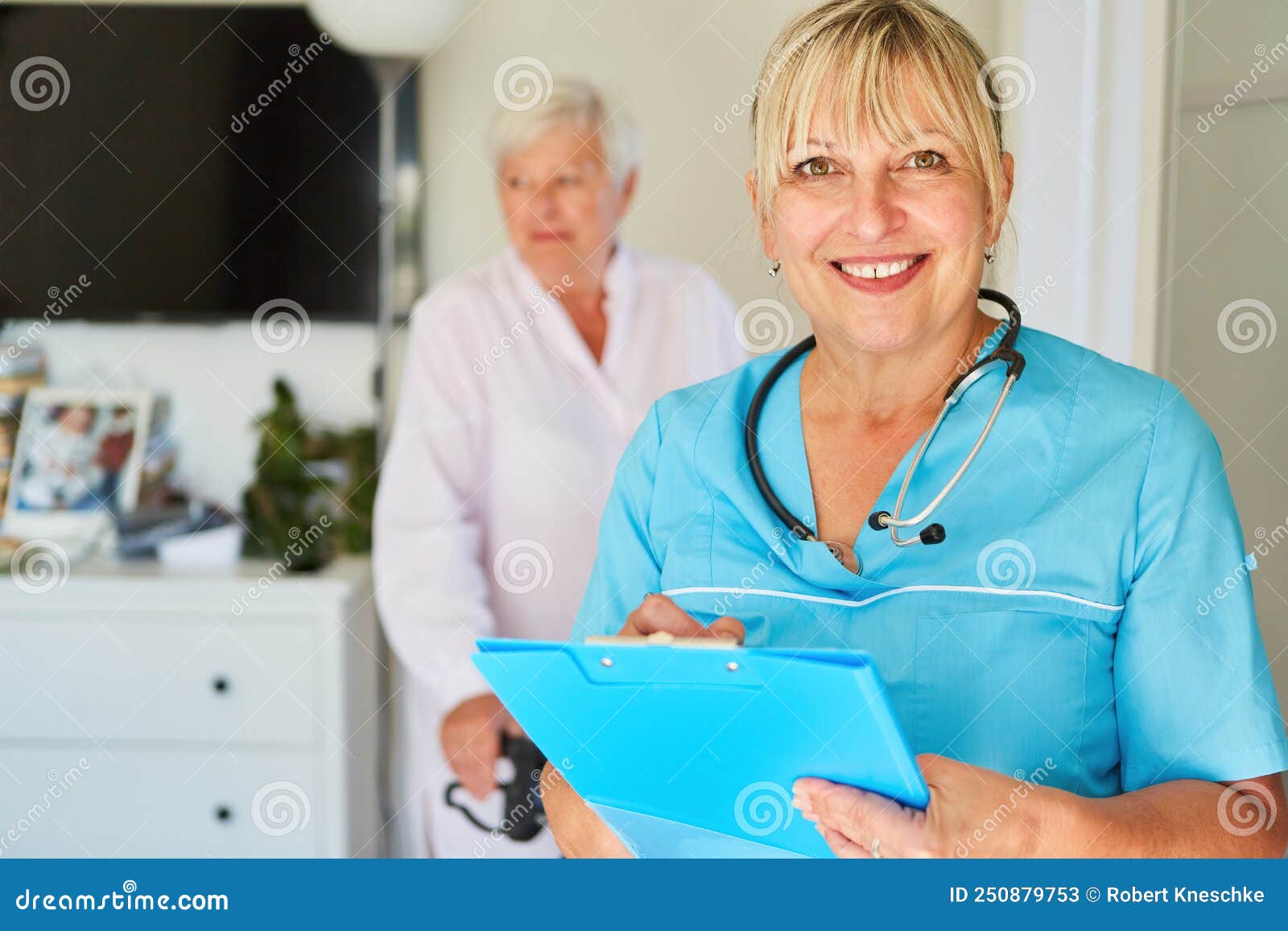 Pflegepersonal Oder Arzt Mit Zwischenablage Stockbild - Bild von frau ...