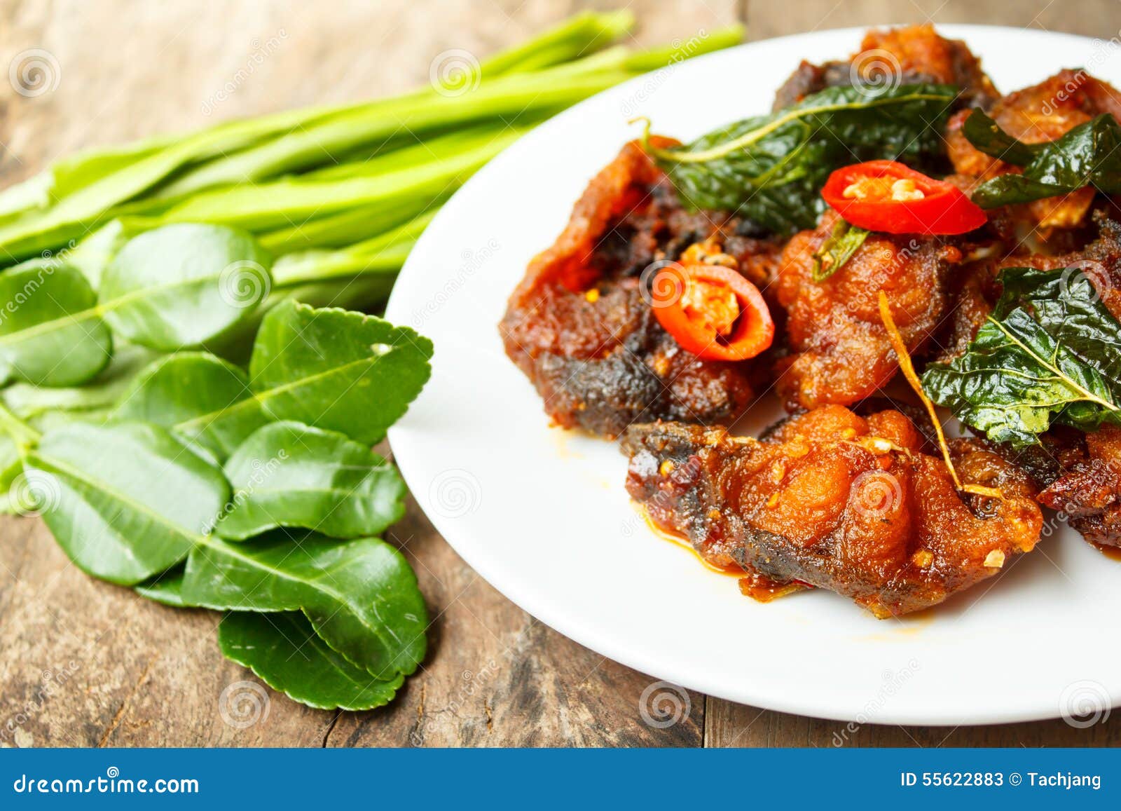 Phad Phed Pla Duk Thod Krob (Stir Fried Deep Fried Catfish with Stock ...