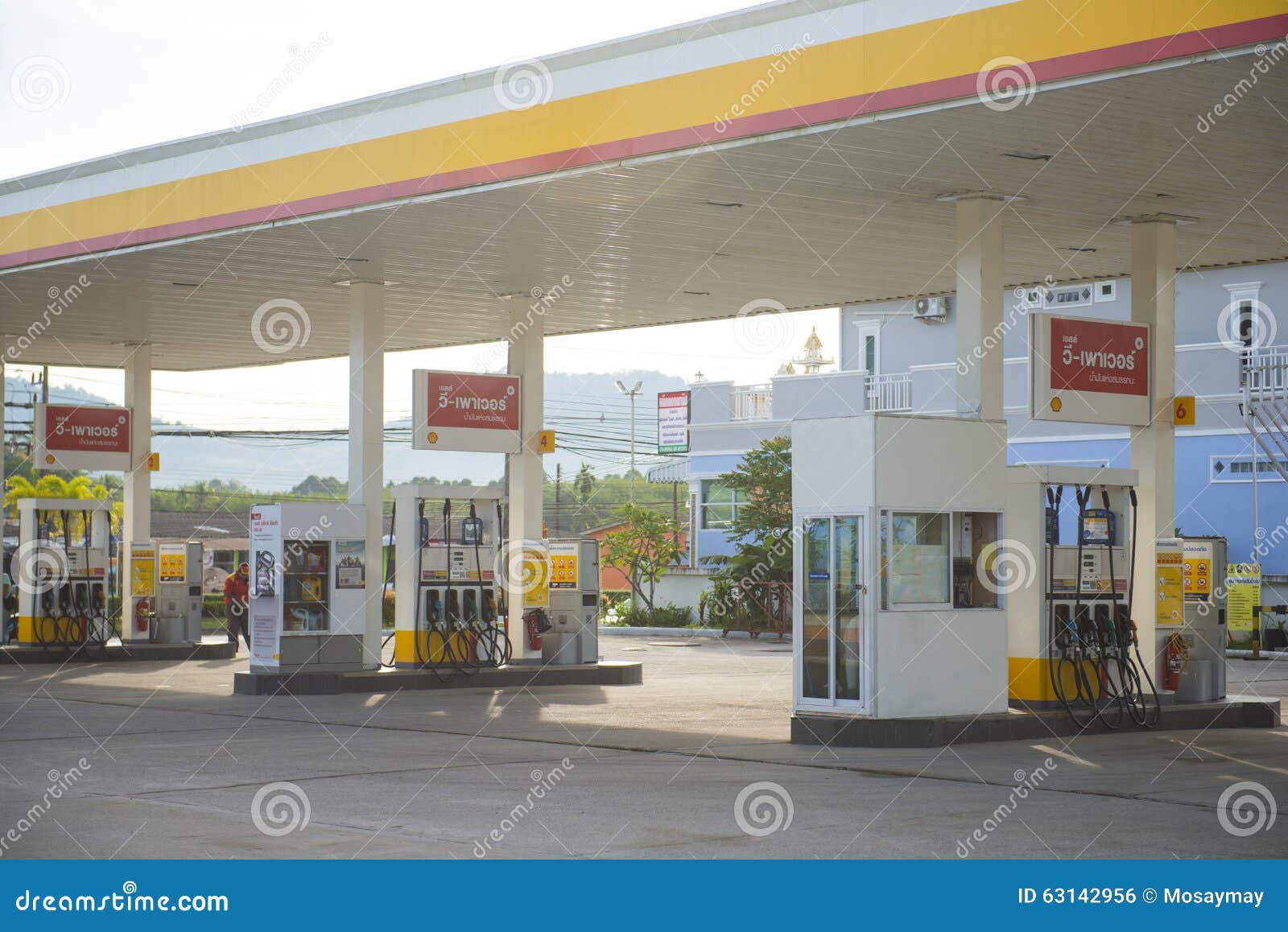 Phang-NGA, THAILAND - November 7, 2015; Shell-benzinestation in Mor ...
