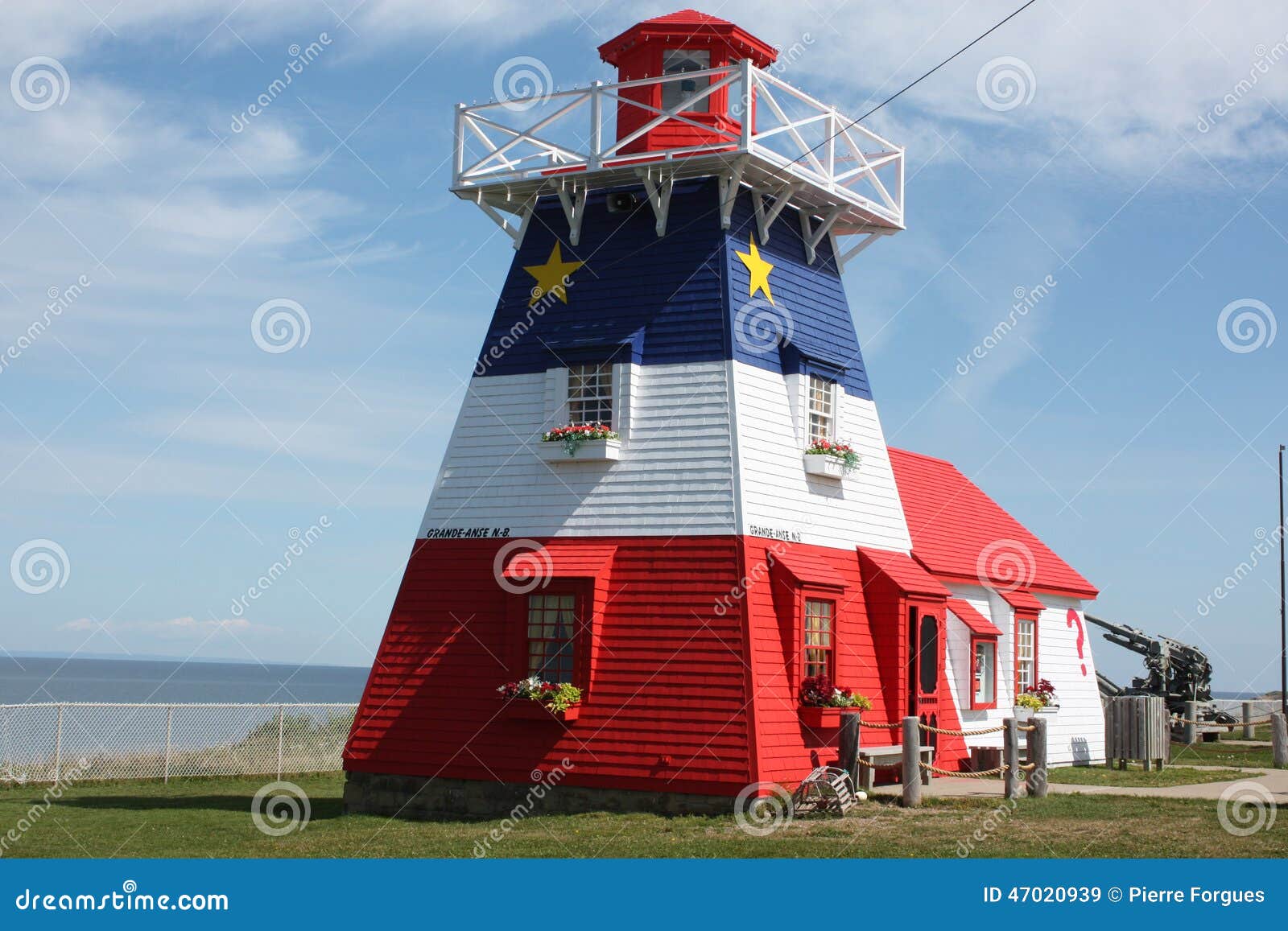 Phare acadien image stock. Image du jaune, couleurs, rouge - 47020939