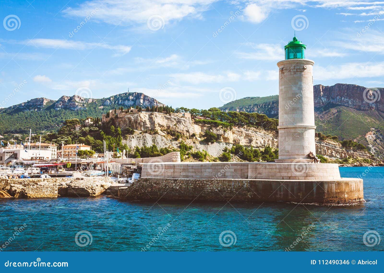 Phare Dans Le Port Du Cassis Photo stock - Image du méditerranéen, riviera: 112490346