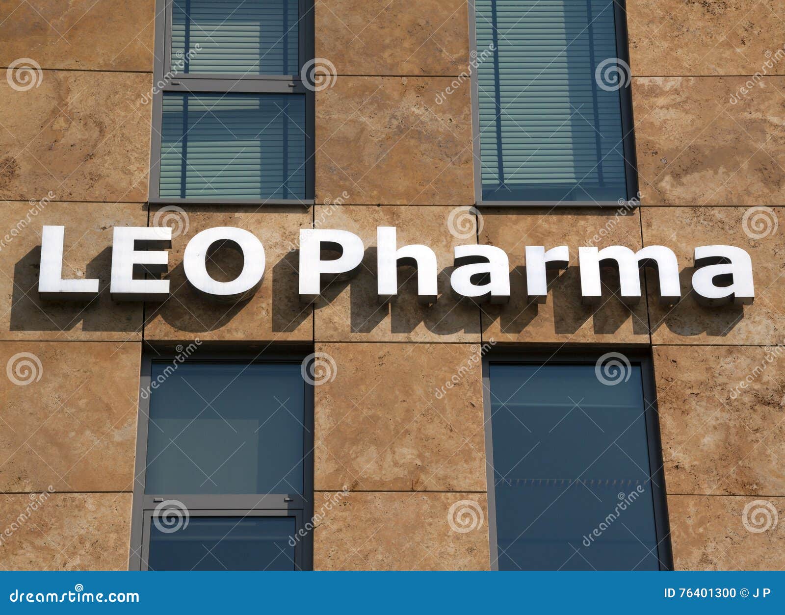 Pharma De Lion Sur Un Bâtiment Image éditorial - Image du chimie ...