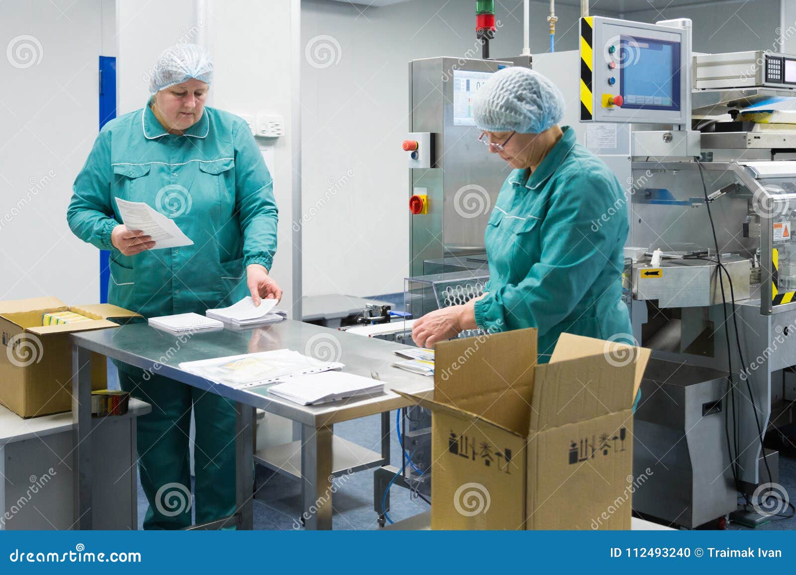 Pharmaceutical Factory Workers in Sterile Environment Stock Photo ...