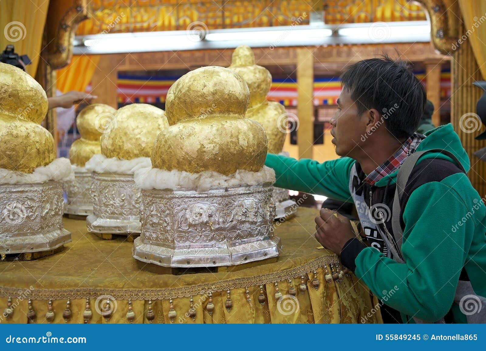 Phaung Daw Oo pagod redaktionell foto. Bild av folk, turist - 55849245