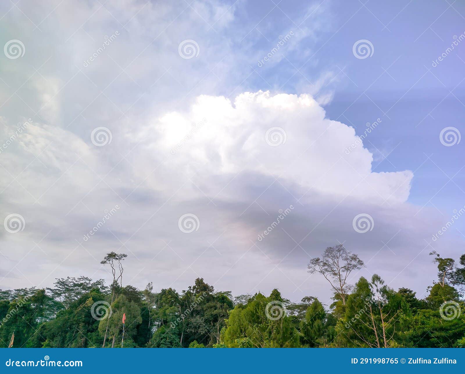 The Phenomenon of Clouds in the Afternoon before Evening Displays Artistic Cloud Collections ...