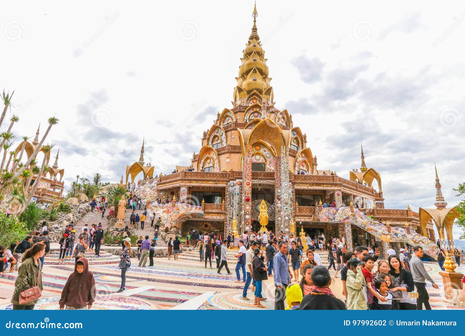 PHETCHABUN, THAILAND - 3. JANUAR 2017: Phrathat-phasornkaew ...
