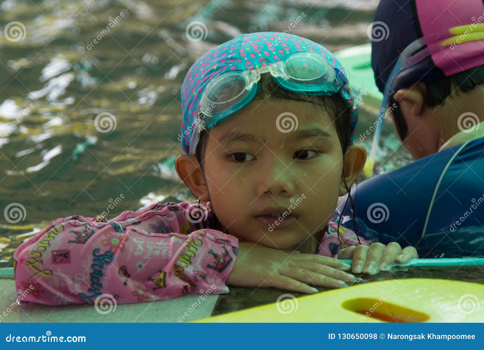 PHICHIT THAILAND - NOVEMBER 3, 2018: Barn Som Simmar Och Spelar ...
