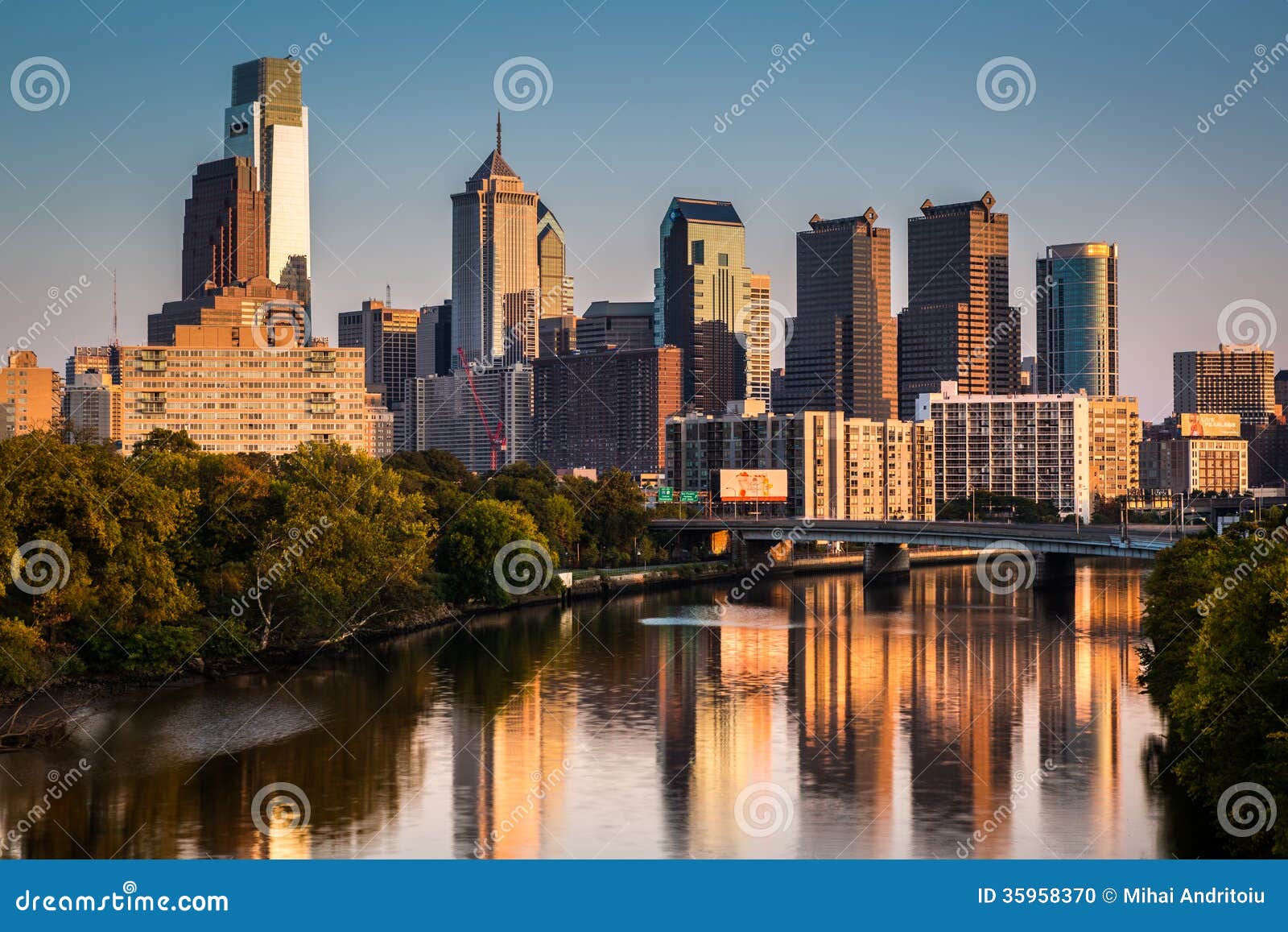 Philadelphia skyline editorial image. Image of landmark - 35958370