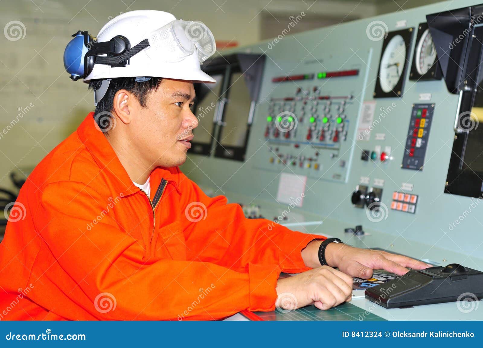Philippines Shipping Engineer Stock Photo - Image of people, boiler ...