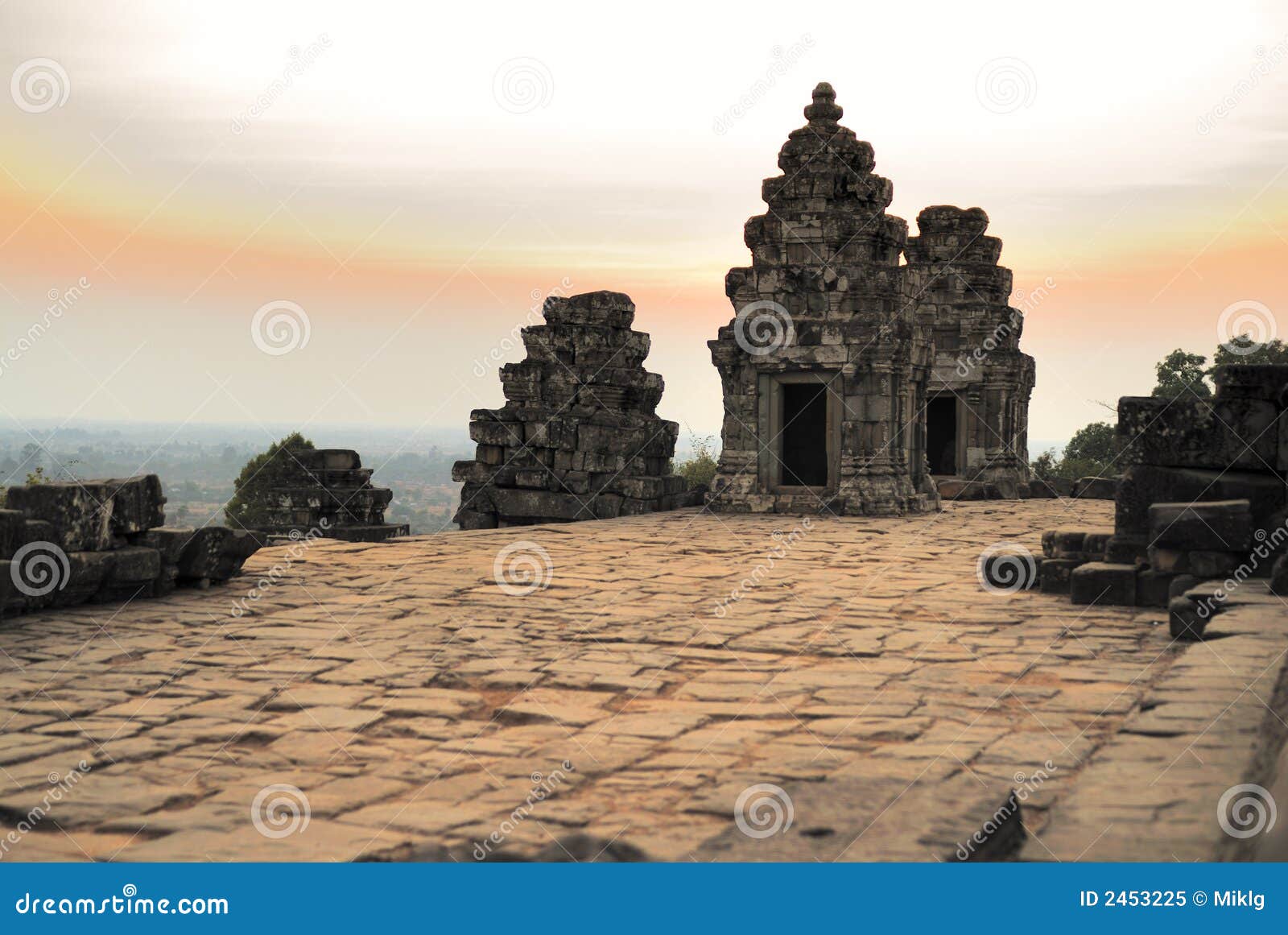 Phnom Bakheng temple stock image. Image of heritage, cobble - 2453225