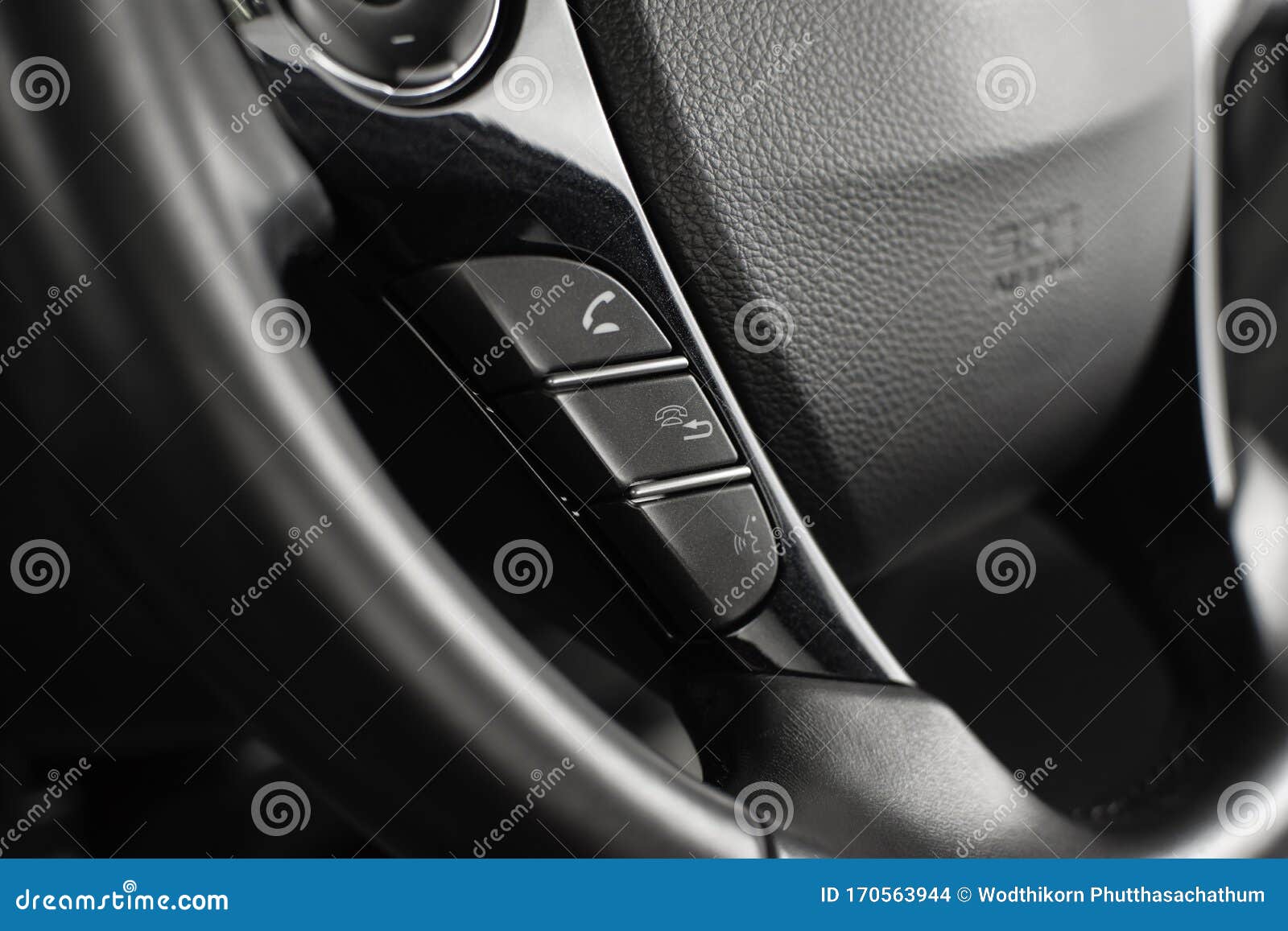 Phone Control Buttons in the Multimedia Control Panel on Steering Wheel ...
