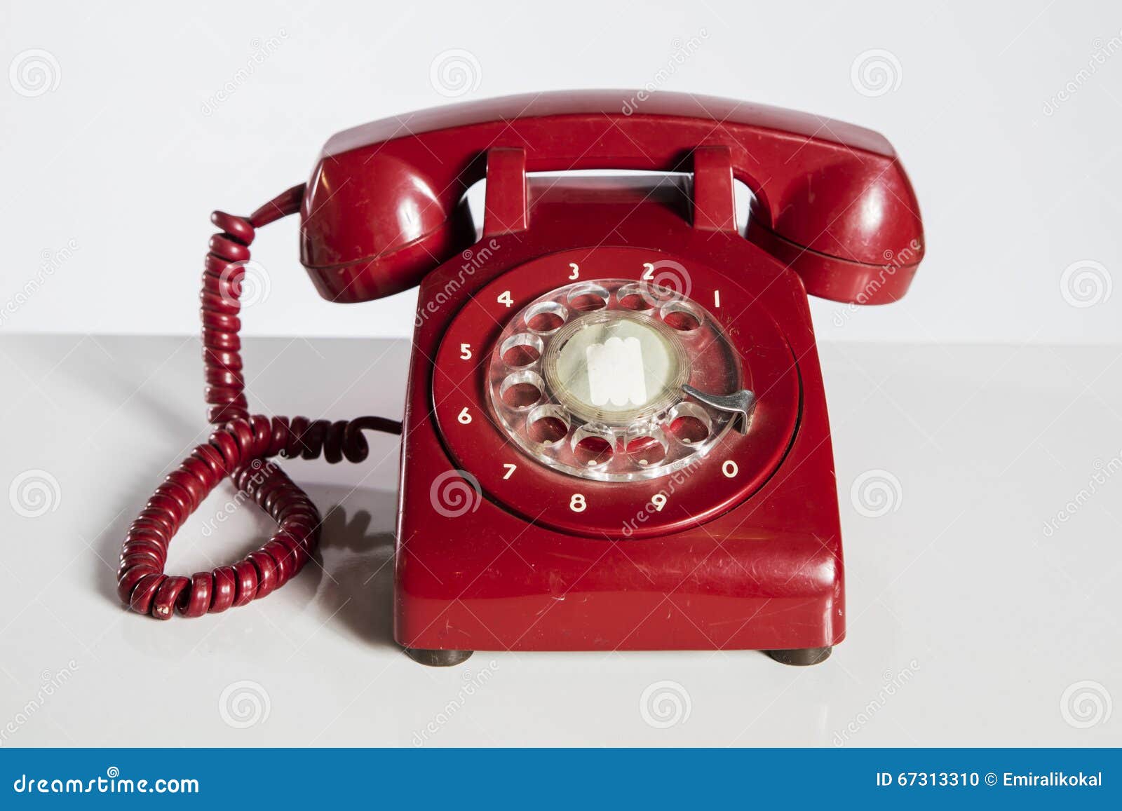 Phone rouge de cadran photo stock. Image du isolement - 67313310