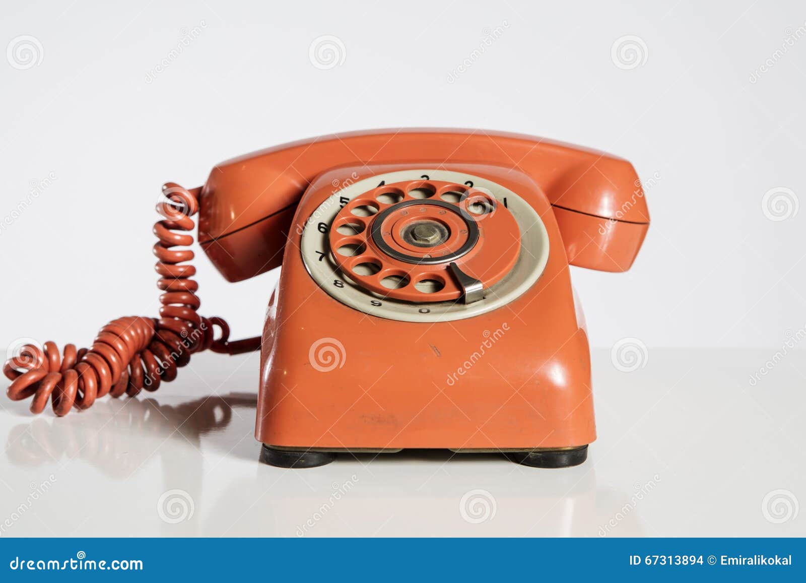 Phone rouge de cadran photo stock. Image du appareil - 67313894