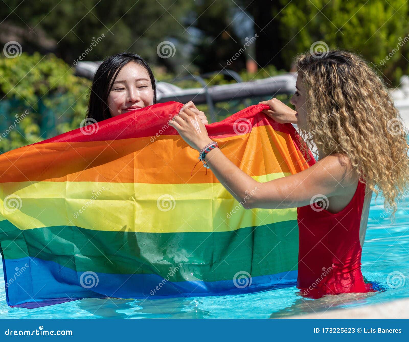 Photo Actuelle De Deux Filles De Différentes Ethnies Dans Leau Dune