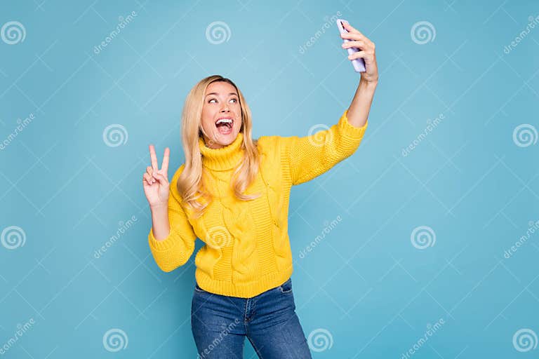 Photo Of Amazing Blond Lady Holding Telephone Hands Showing V Sign