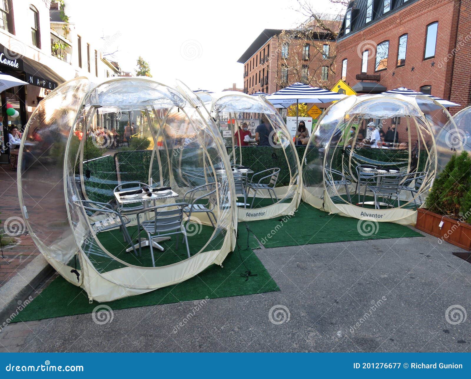 Bubble Dining in Georgetown Editorial Photography - Image of bubble ...