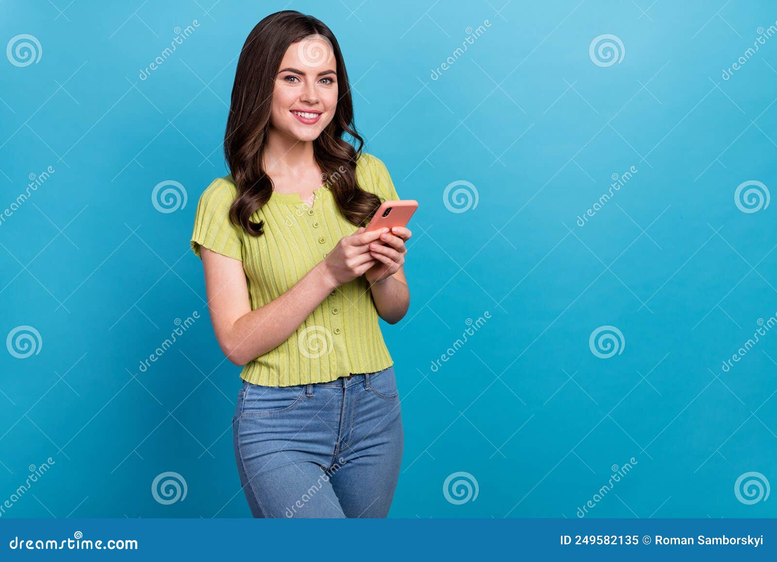Photo Of Cute Millennial Brunette Wavy Hairstyle Lady Hold Telephone