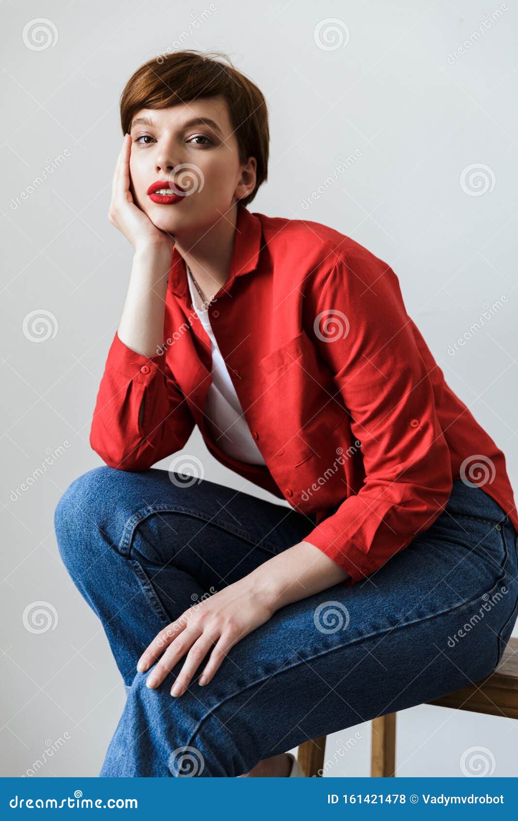 Photo Dune Jeune Femme Regardant La Caméra Assise Sur Une Chaise En