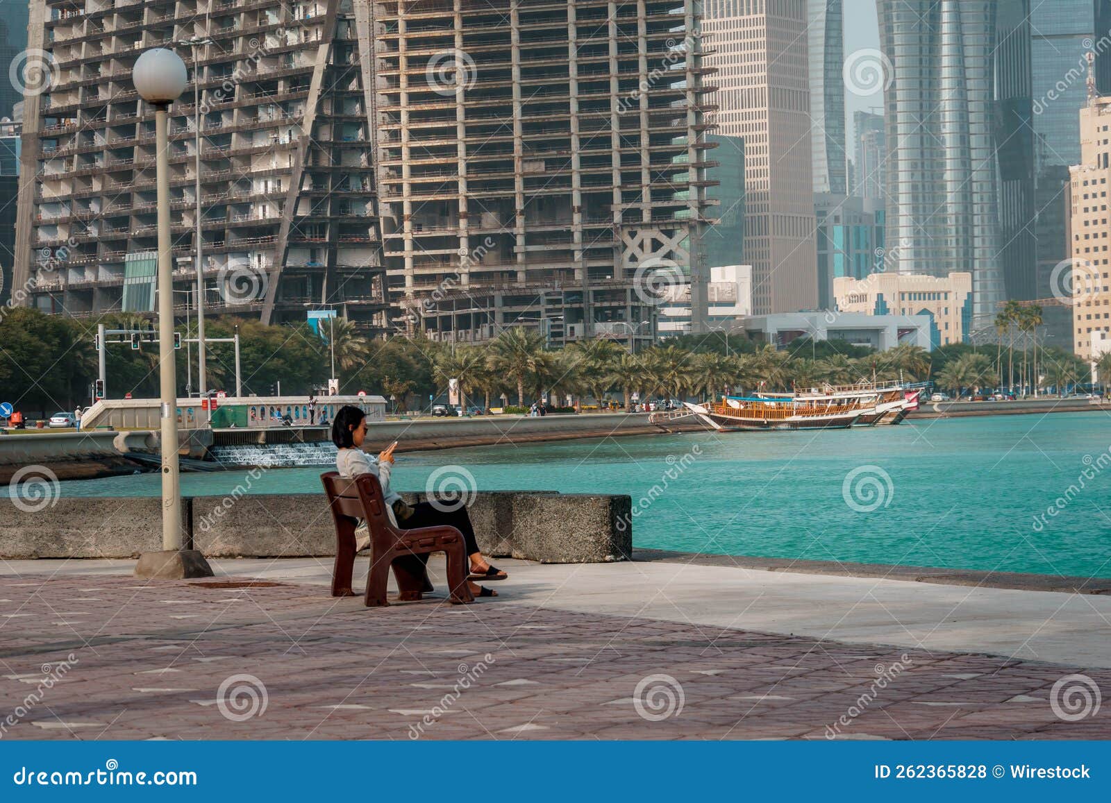 Photo D'une Place Dans La Corniche De Doha Dans La Capitale Qatar Photo stock éditorial - Image ...