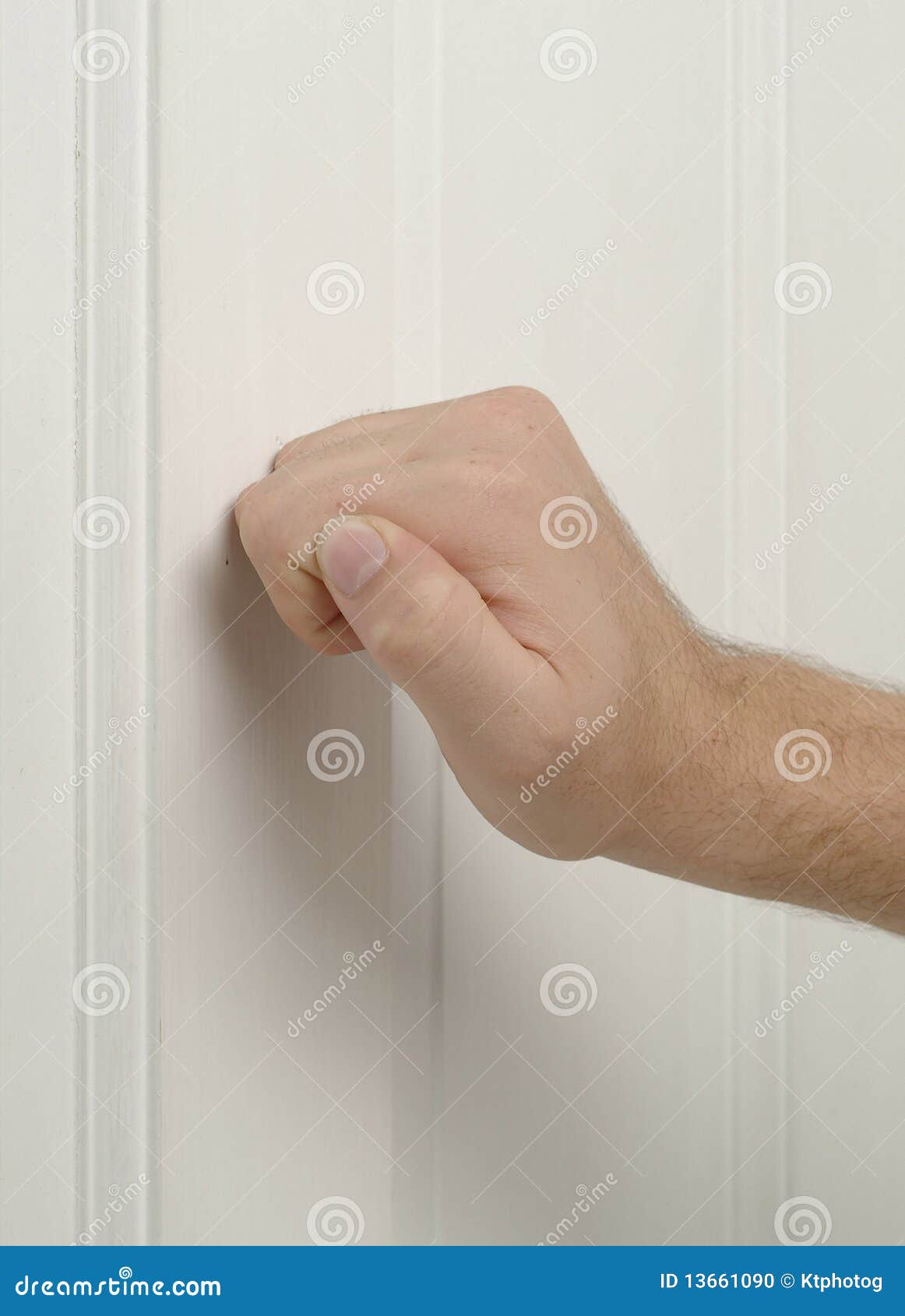 Photo de frapper de main photo stock. Image du main, coups - 13661090