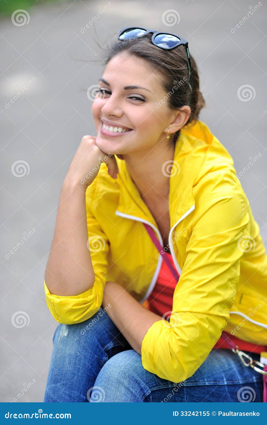 Photo De La Jeune Belle Dame Avec La Main Sur Le Menton Souriant à Vous