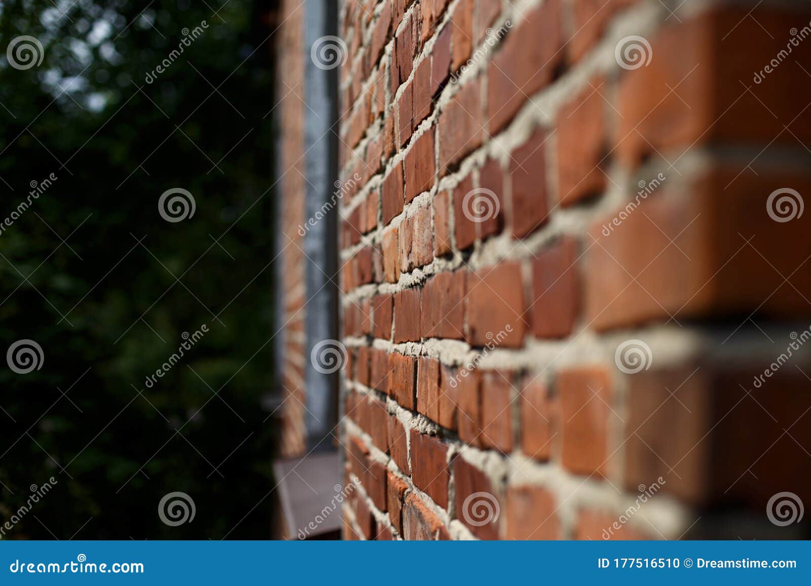 Photo Du Mur De Briques Rouges Photo stock - Image du revêtement, roche ...