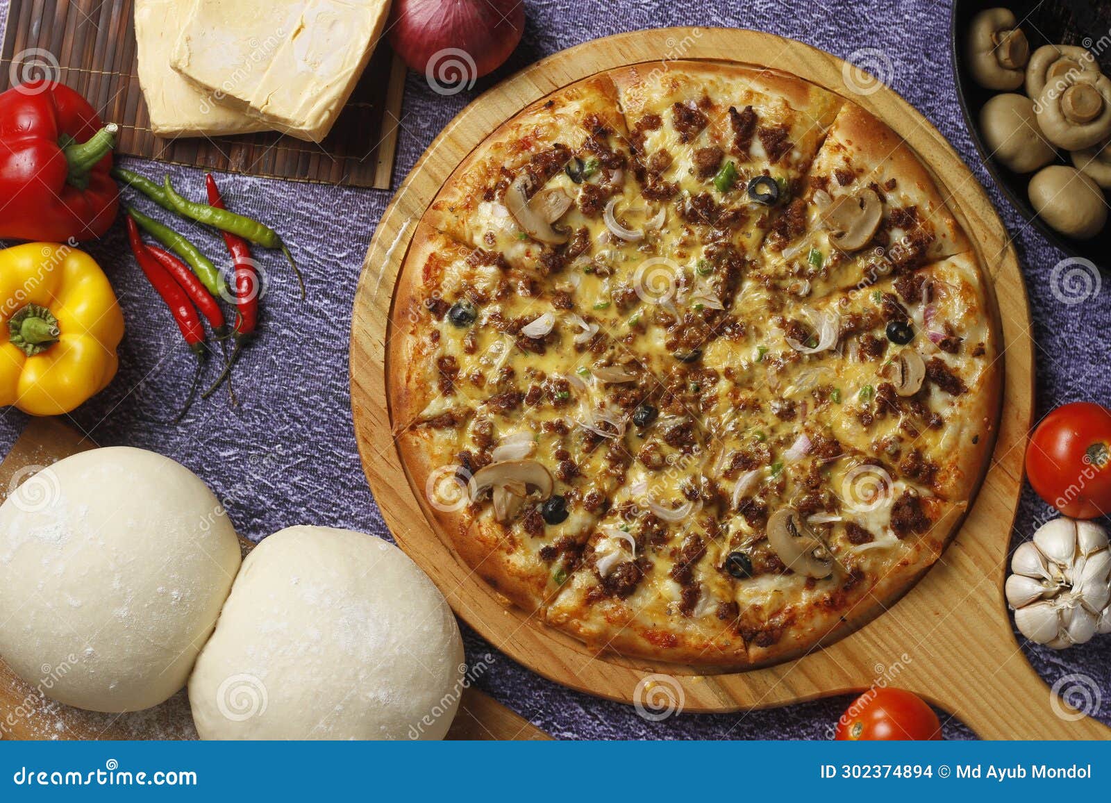 Photo Flatbread Pizza Garnished with Fresh Angular on Wooden Pizza ...