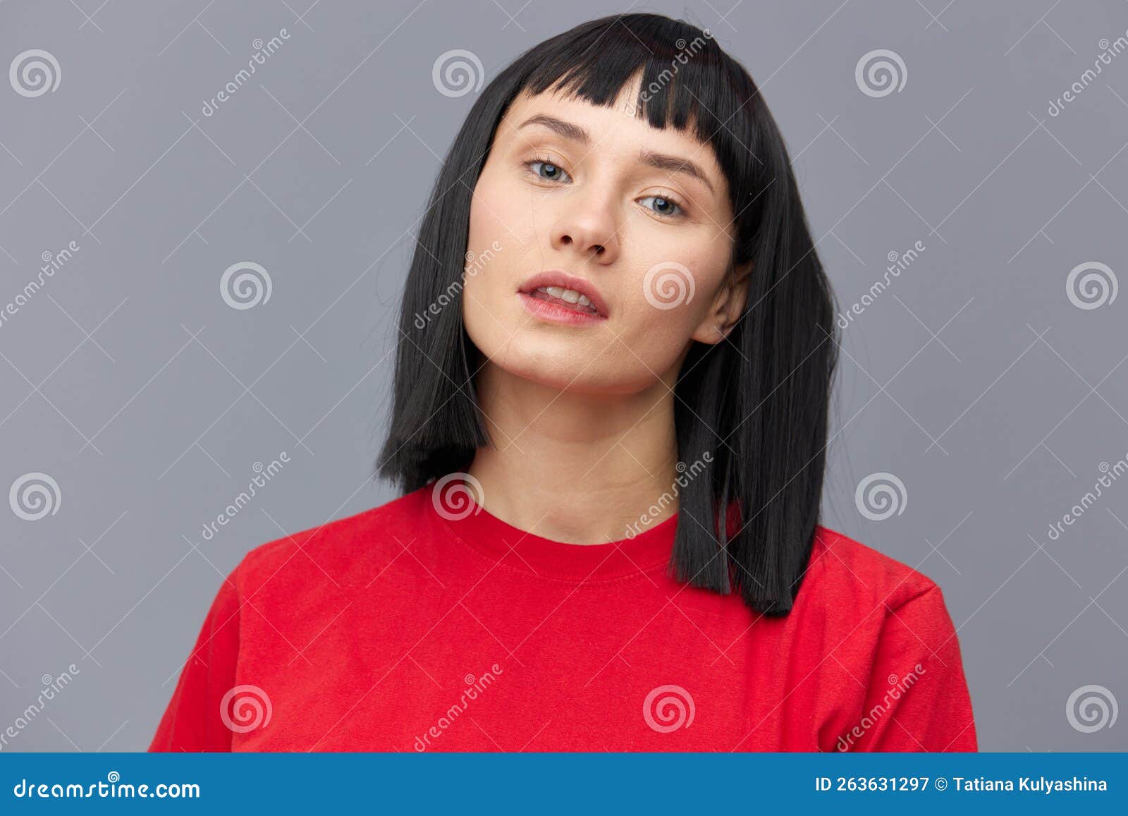 Photo Horizontale Dune Belle Femme Aux Cheveux Noirs Courts Regardant